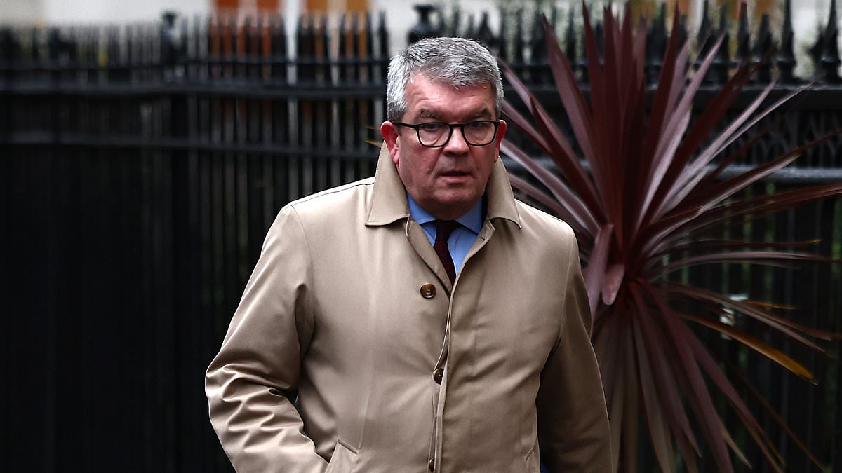 UK border chief QUITS after failing to curb number of migrant Channel ...